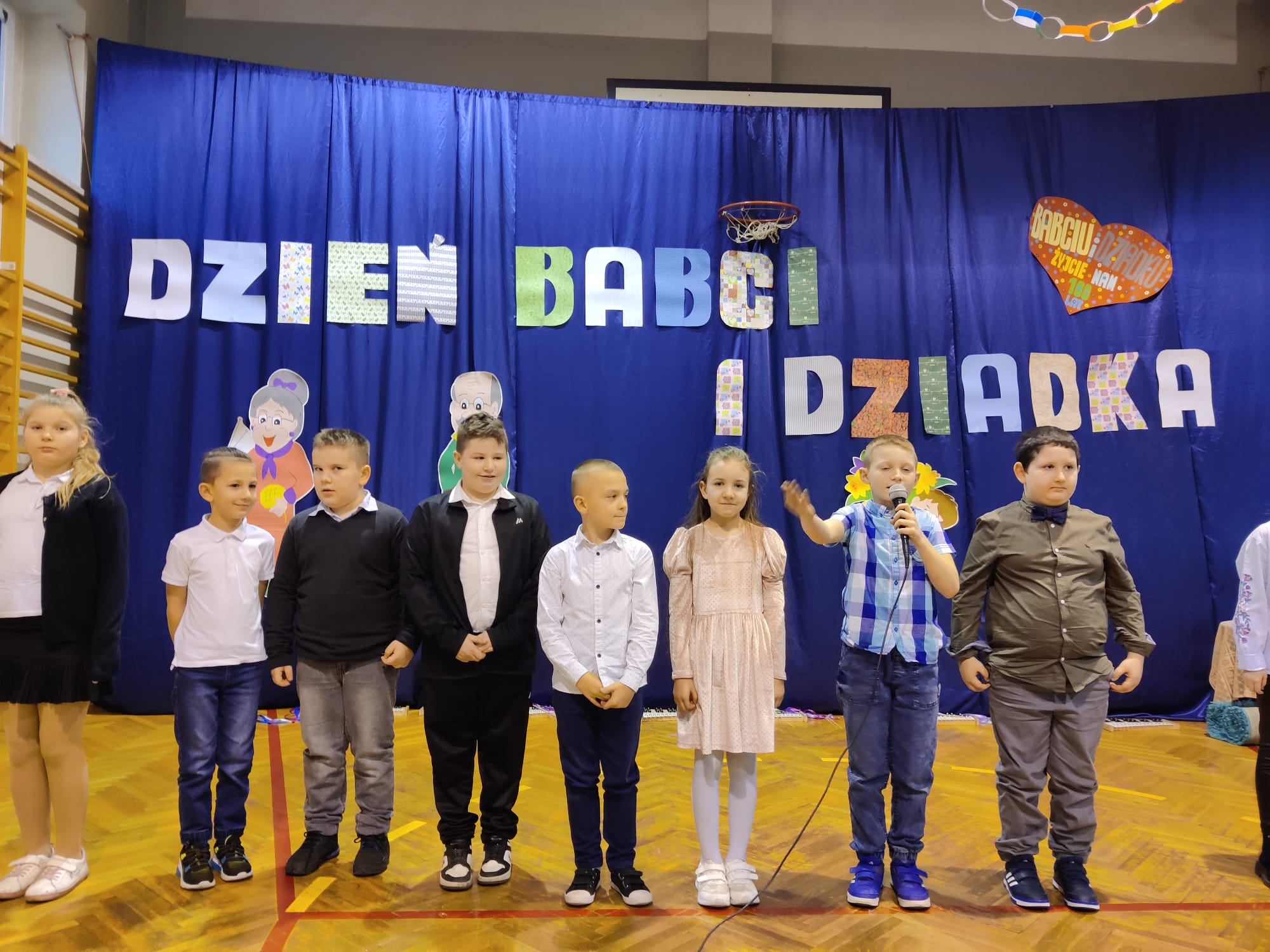 DZIEŃ BABCI I DZIADKA W KLASACH I - III - Publiczna Szkoła Podstawowa nr 7 w Opolu